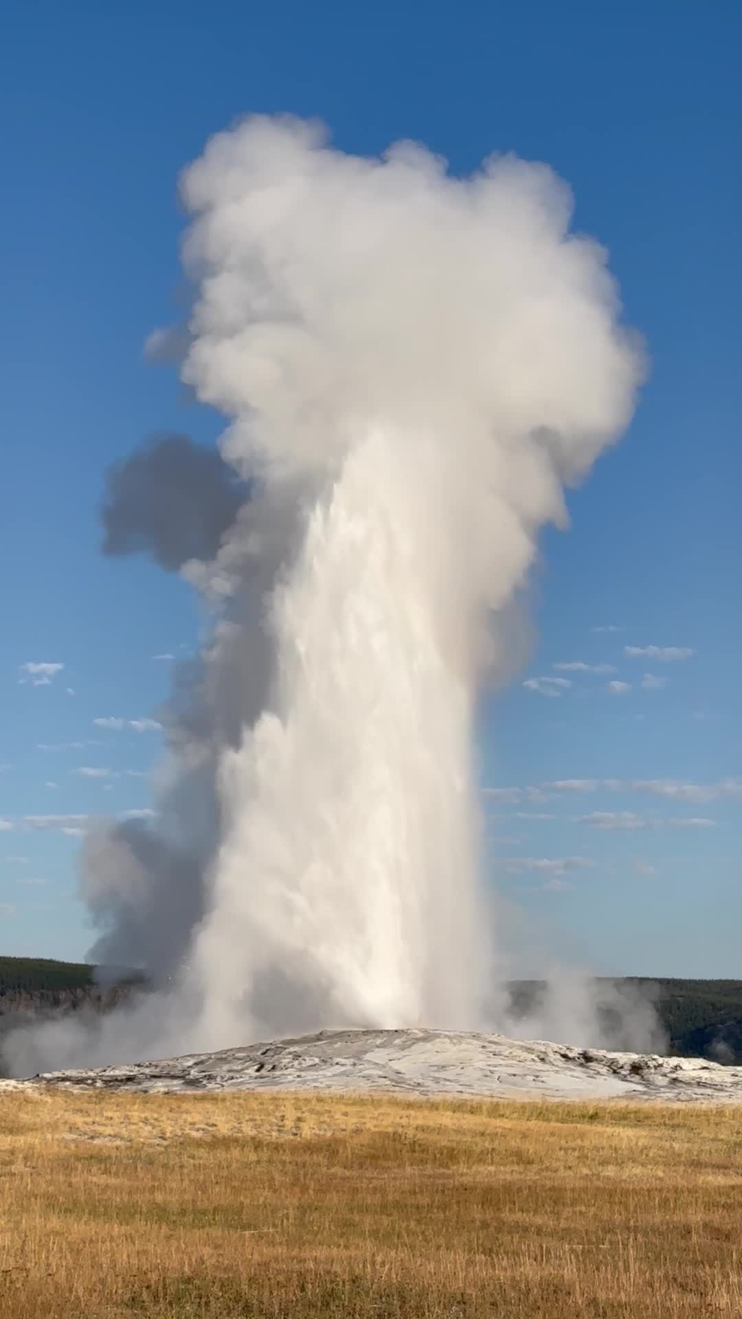Old Faithful Geyser Eruption // ADVENTR.co